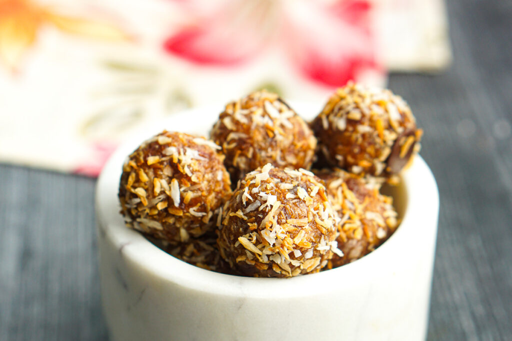 Healthy Date Balls with Coconut & Chocolate | easy no bake snack